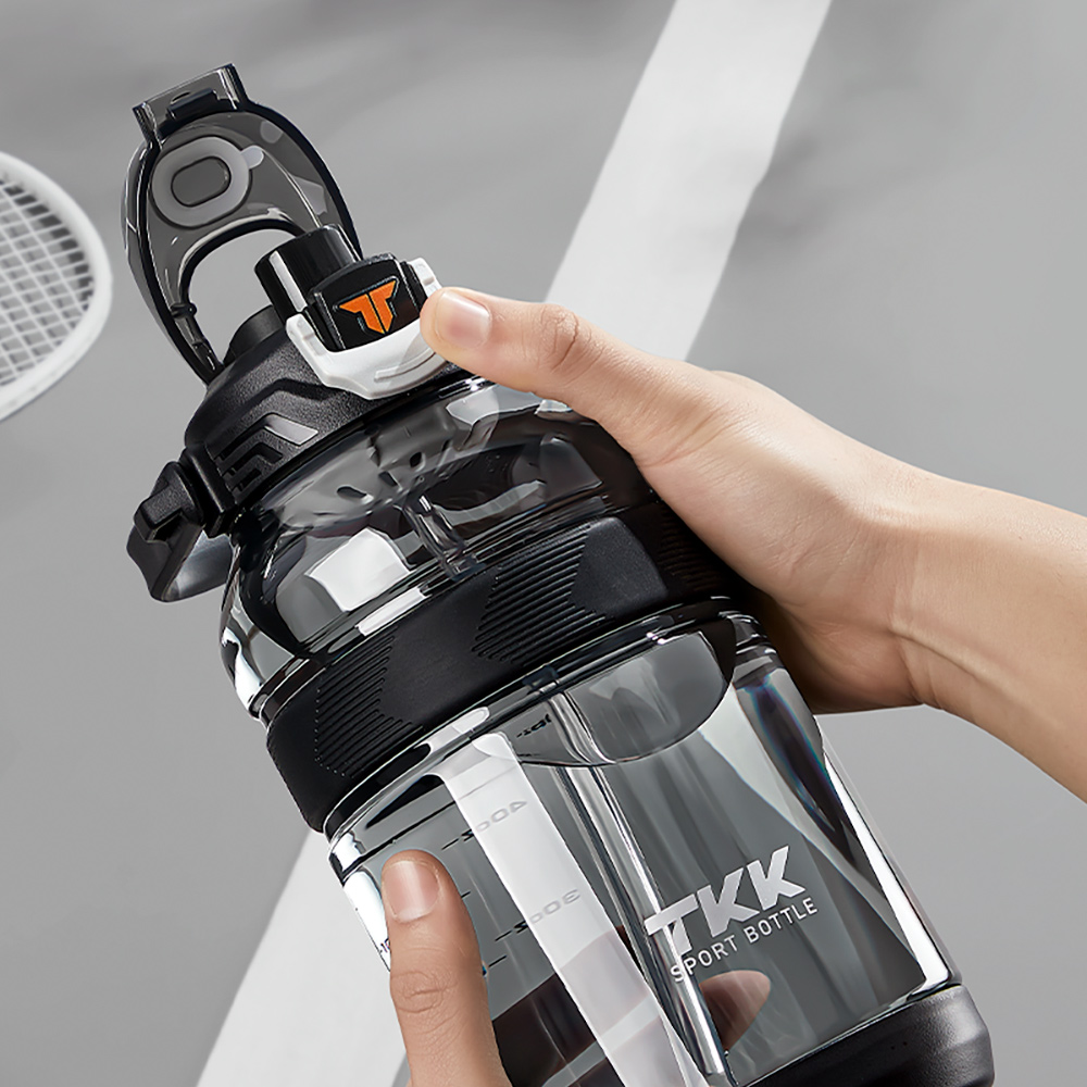 【TKK】美國進口Tritan戶外攀峰 手提+背帶 直飲+吸管大容量 運動水壺1200ML((附背帶)) - 全聯全電商